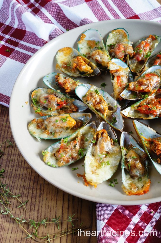 Cheesy Garlic Mussels | I Heart Recipes